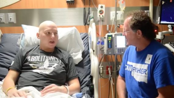 Le gouverneur du Texas promet à Jeremiah Thomas, un adolescent qui va ...