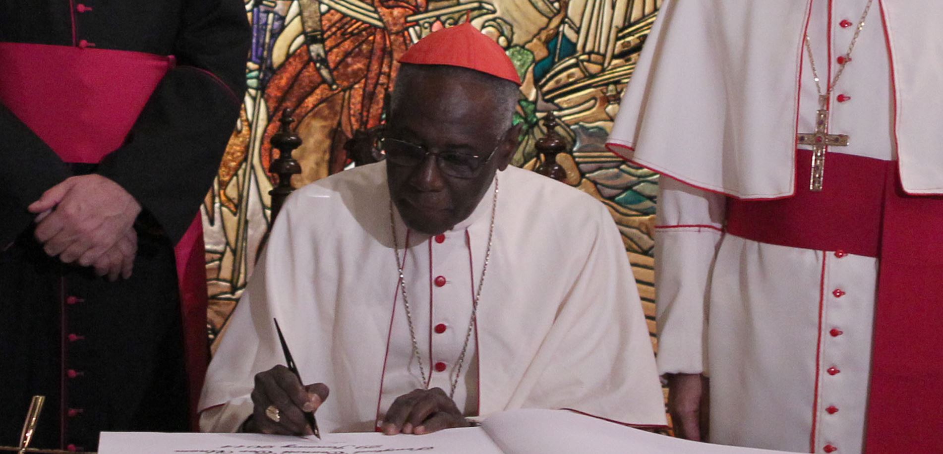 Cardinal Robert Sarah : la crise de l’Occident et du monde tient dans ...